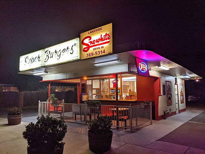 The unassuming exterior of Super Burgers (formerly Snowhite Drive In) proves once again that culinary treasures often hide in plain sight. 