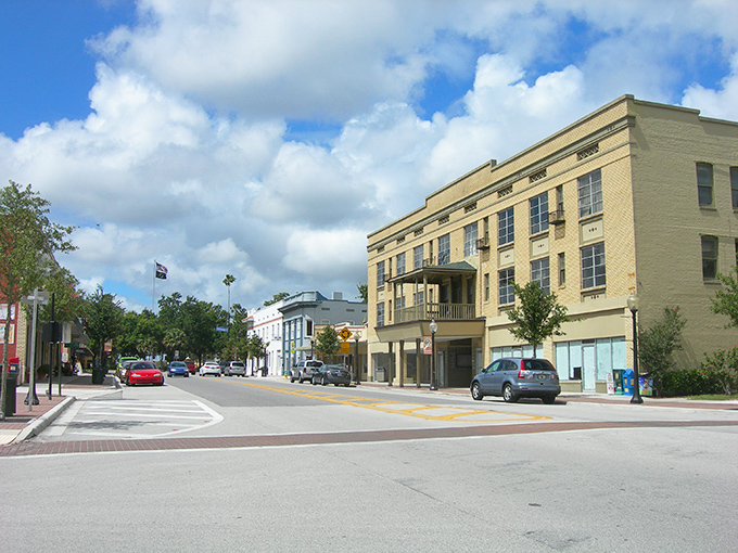Downtown Sebring welcomes you with wide sidewalks and historic buildings &ndash; a refreshing change from Florida's usual "mall or nothing" approach to urban planning. 