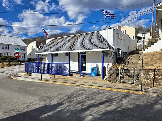 Two flags tell the whole story: America and Greece standing proudly over this humble culinary treasure on Beech Avenue. 