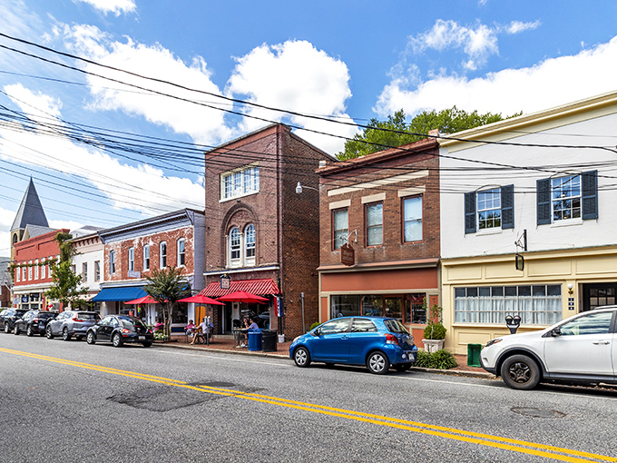 Chestertown's tree-lined main street offers the perfect small-town tableau &ndash; where parking is plentiful and rush hour means three cars at a stop sign.