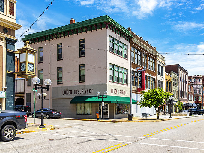 Alton's downtown streets are lined with historic brick buildings, offering small-town charm with big-town character&mdash;affordable Americana at its finest.