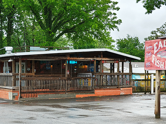 The unassuming wooden exterior of Eadie's Fish House promises no frills—just the honest-to-goodness seafood treasures waiting inside.