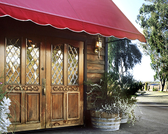 The unassuming exterior of Hitching Post 2 stands like a culinary mirage in Buellton, promising oak-fired delights that have drawn pilgrims for decades.