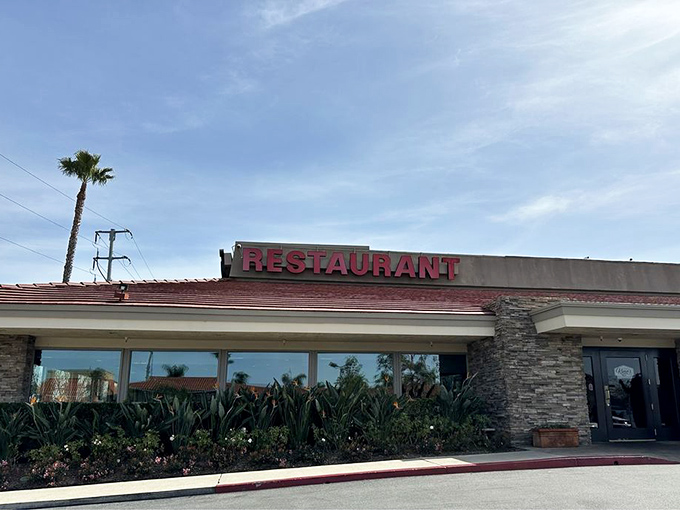 Keno's unassuming exterior is like that friend who doesn't brag but always delivers. Palm trees and stone facade create that quintessential SoCal diner charm.