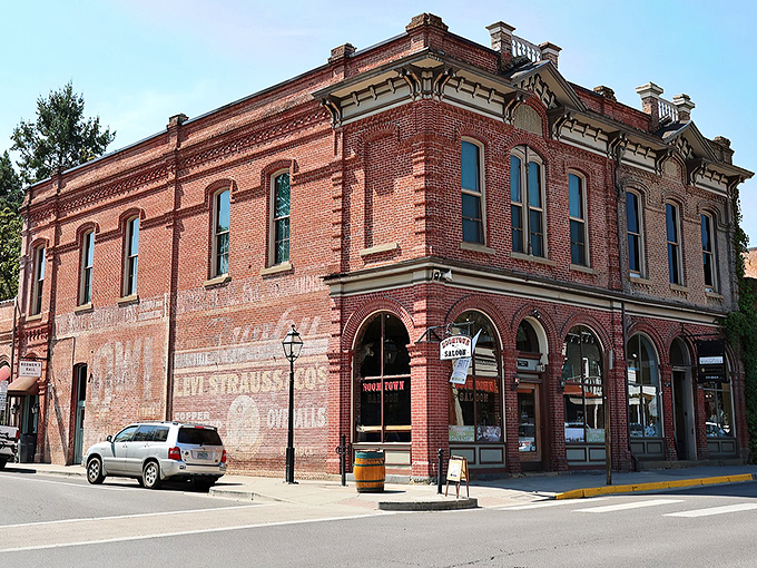 Historic brick buildings that have seen more stories than a librarian on overtime. Jacksonville's architectural heritage stands proudly on display.