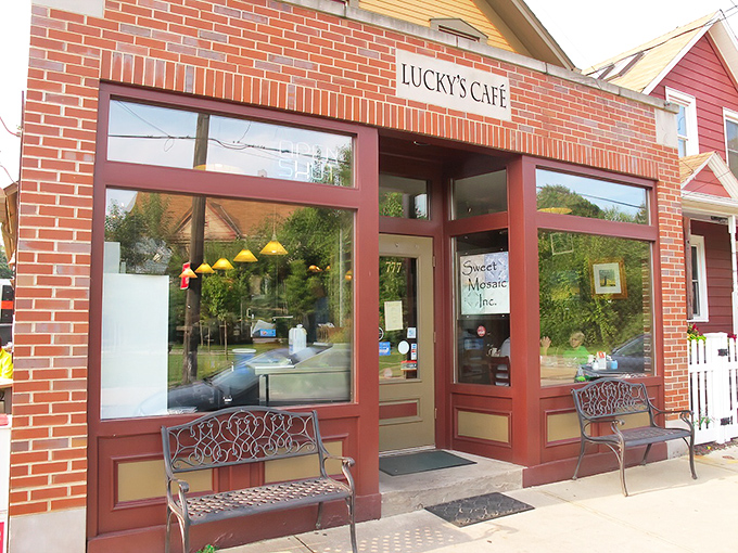 Lucky's brick fa&ccedil;ade welcomes you like an old friend, complete with charming benches where weekend warriors patiently await breakfast nirvana.
