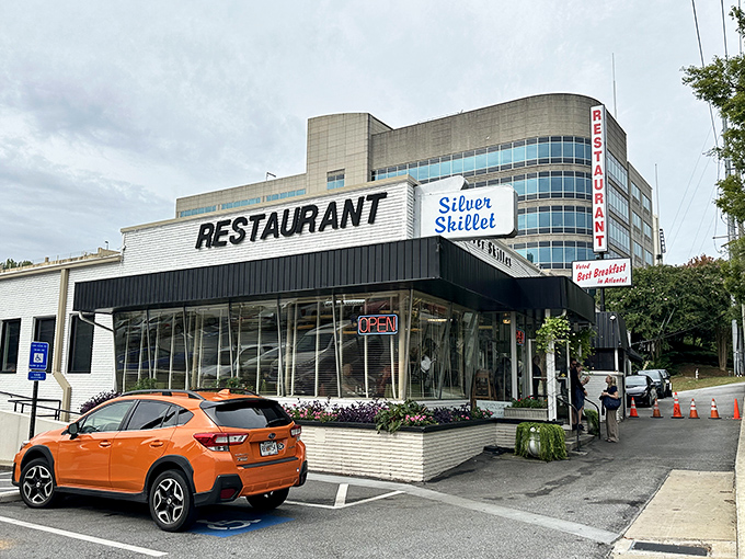 The Silver Skillet's mid-century exterior glows like a time capsule at dusk, beckoning hungry travelers with promises of Southern comfort and nostalgia.