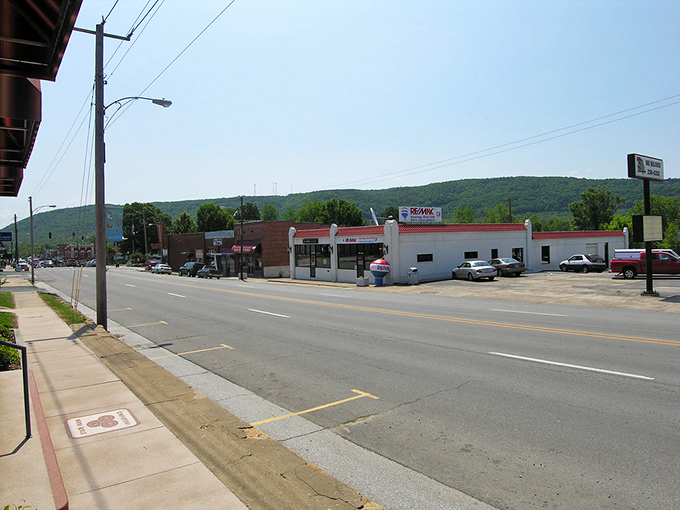 Main Street simplicity at its finest. Heber Springs offers that increasingly rare commodity: a downtown where you can actually find parking.