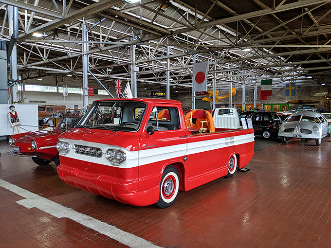 This cheerful red-and-white creation looks ready for both a Fourth of July parade and an impromptu boat launch. Business in front, party in back!