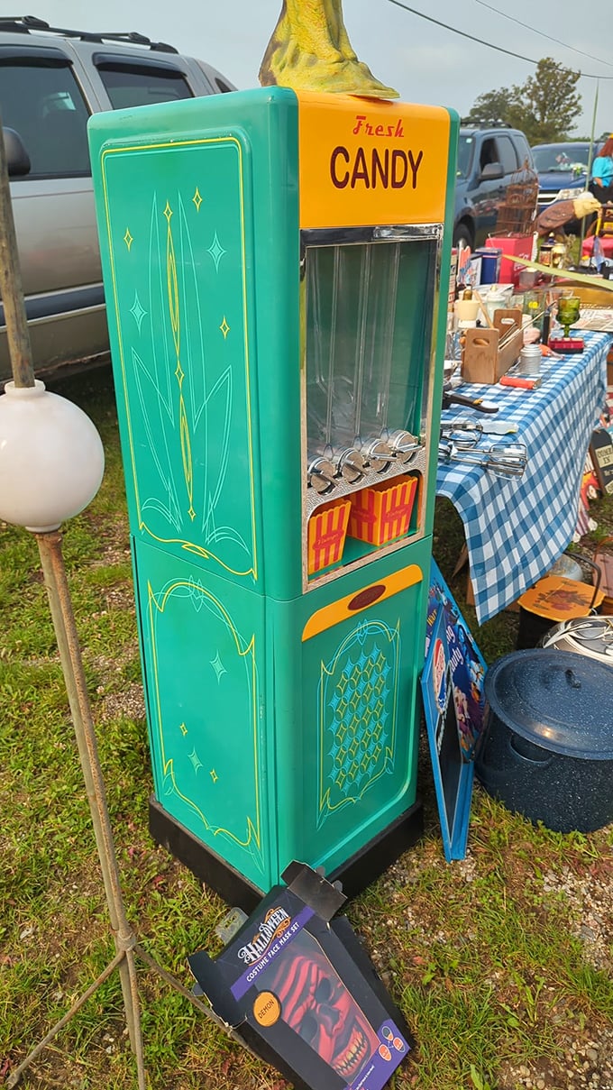 This mid-century candy dispenser isn't just turquoise perfection&mdash;it's a time machine to when treats cost a penny and came with style.