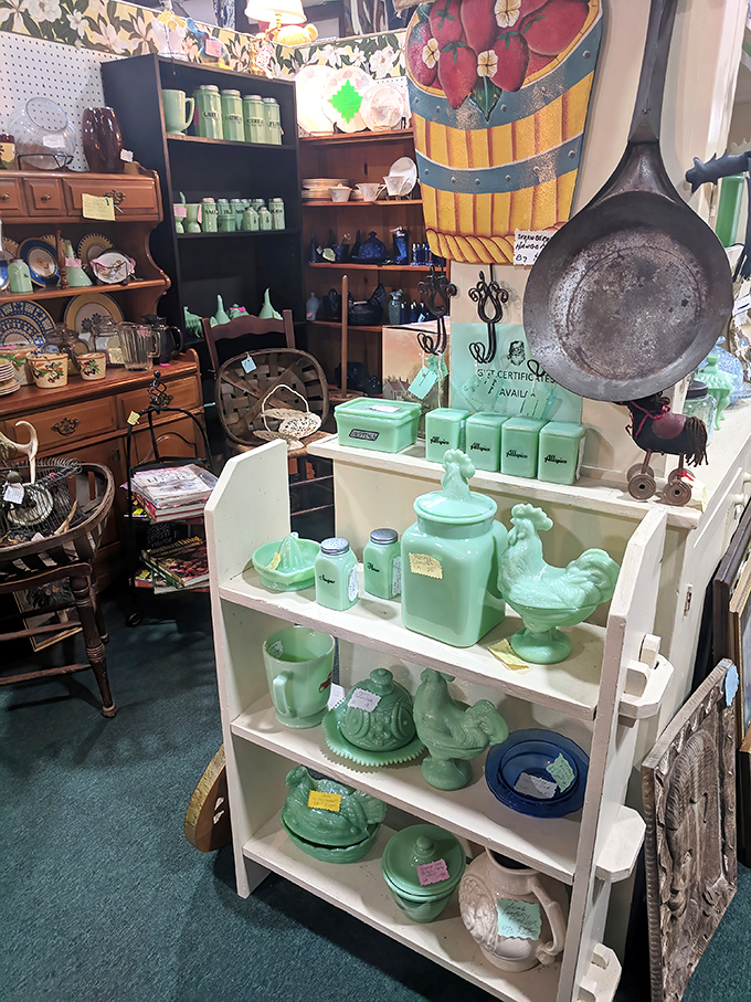 Jadeite collectors, prepare your wallets! This minty-green collection would make Martha Stewart herself plot a heist to Jacksonville.