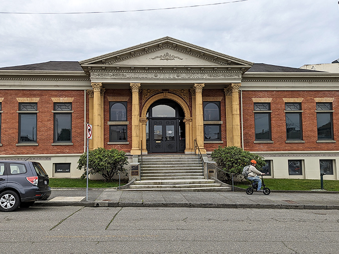 This classical revival building houses the Morris Graves Museum of Art, where culture and history coexist behind an impressively columned fa&ccedil;ade.