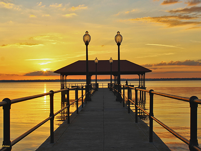Nature puts on a free light show every evening at Lake Jackson's pier&mdash;the kind of entertainment that makes expensive cable packages seem pointless.