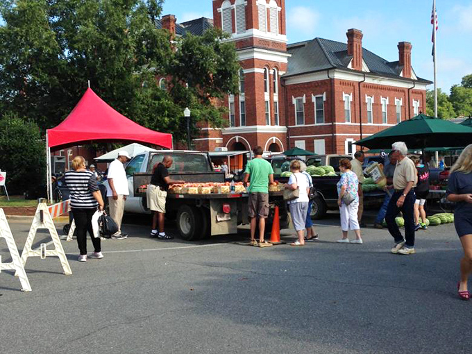 Farm-fresh affordability at the Washington County Farmers Market, where locals gather to buy produce directly from the source and catch up on community news.