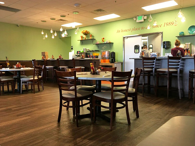 "An honest place to eat since 1989"—where the décor is as straightforward as the promise, and empty tables are rare treasures.