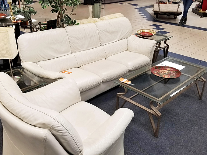 This pristine white living room set is ready for its second act. Just add throw pillows and pretend you paid quadruple at a fancy boutique.