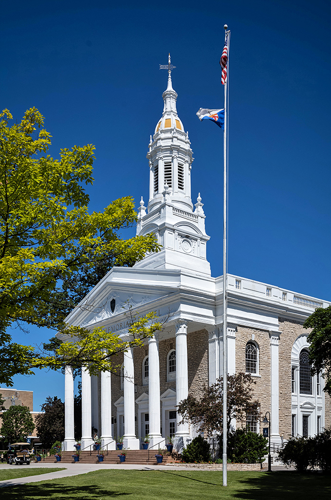 Appleton's historic building, where generations have applauded everything.