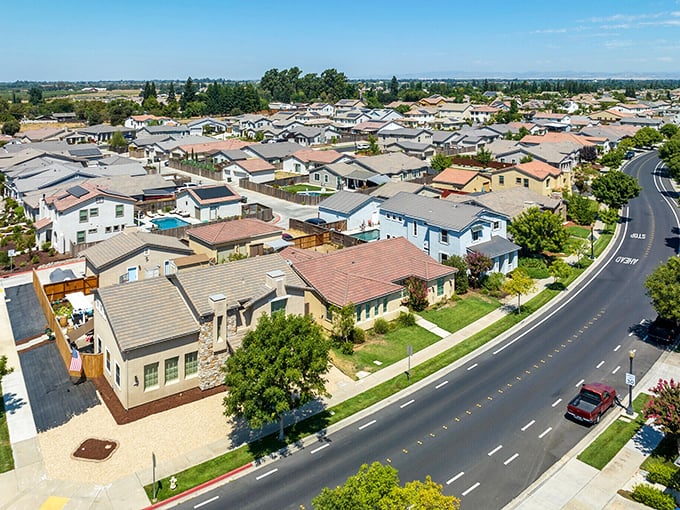 Oakdale's community planning includes actual planning&mdash;with neighborhoods that don't require GPS navigation or anxiety medication.