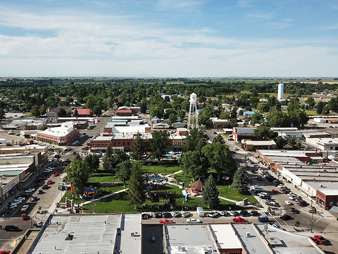 The wide streets of Burley offer easy navigation and ample parking—small pleasures that make retirement life more enjoyable.