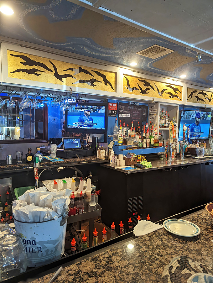 Behind every great seafood joint is a well-stocked bar where nautical d&eacute;cor meets perfectly poured libations.
