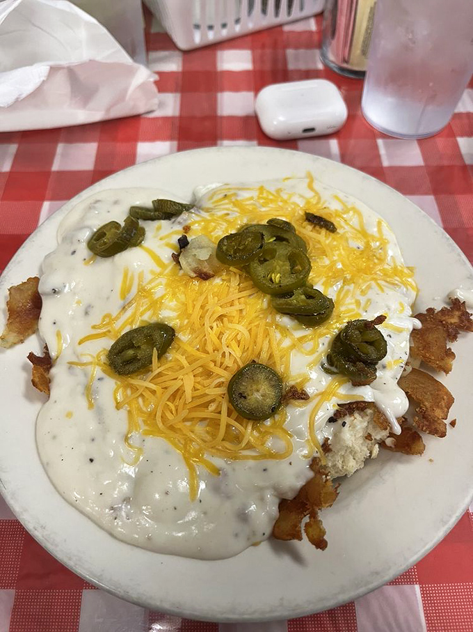 When breakfast gets serious: crispy potatoes crowned with melted cheese and jalape&ntilde;os for those who believe mornings should start with a kick.