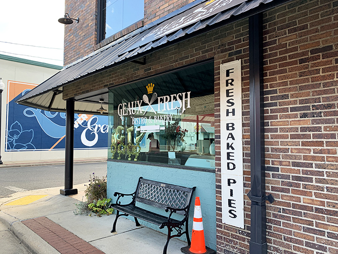 Geaux Fresh proves healthy eating doesn't have to be a punishment in a land of indulgence. That bench invites you to savor every bite.