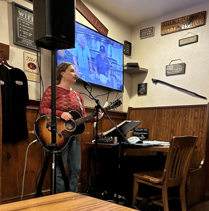 Live music that feeds the soul while you feed the body. Folk tunes and comfort food&mdash;a pairing as old as time.