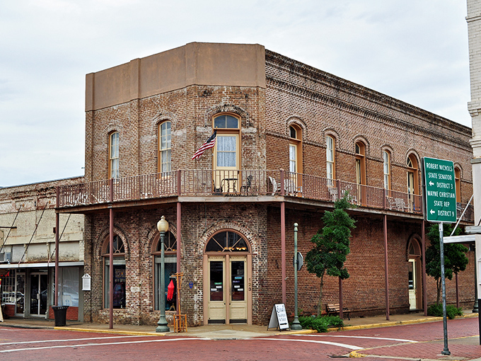 Corner buildings like this anchor more than just streets—they hold communities together. A slice of Americana served with a side of Texas pride.