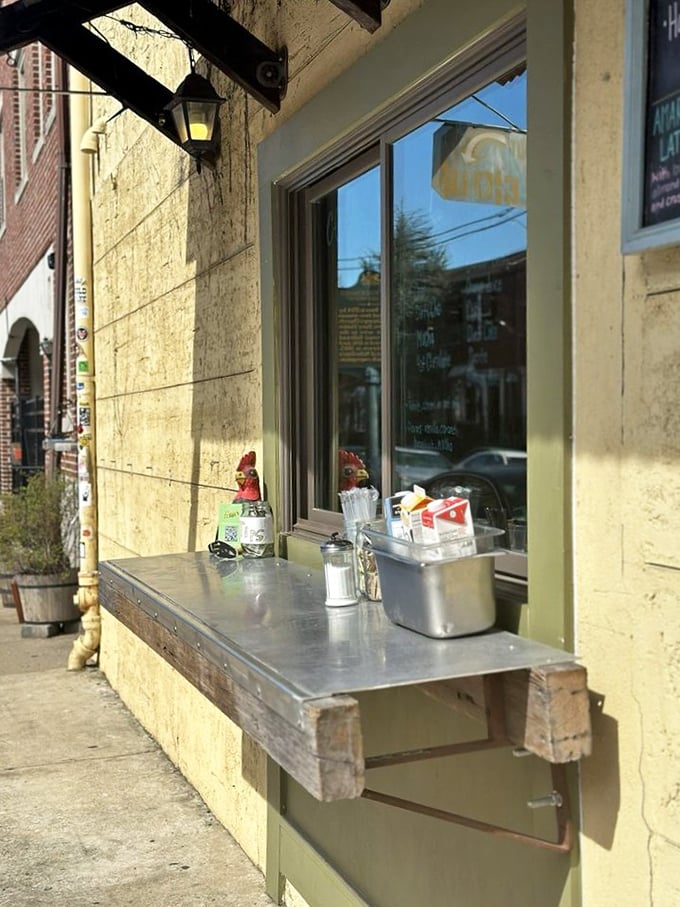 Even the takeout window has charm to spare. That metal ledge and yellow wall say, "Hey, we've got sidewalk hospitality covered too."