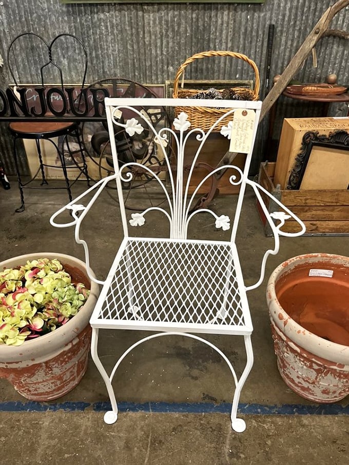 Brighten your garden with this elegant white wrought iron chair, featuring delicate leaf details and a classic mesh seat for you.