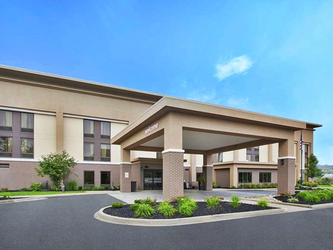 For those who prefer modern comforts while exploring historical treasures, Marietta offers contemporary accommodations just minutes from its 18th-century attractions.