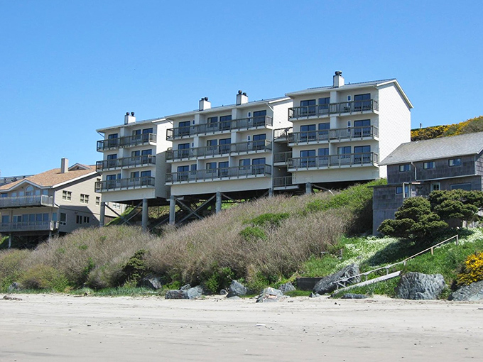 The Bandon Inn perches above the beach like a modern-day lighthouse, except the beacon is a "Vacancy" sign.