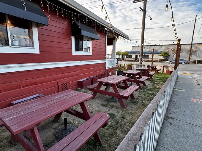 Al fresco dining, California-style. Those picnic tables have witnessed more food euphoria than a cooking show audience.
