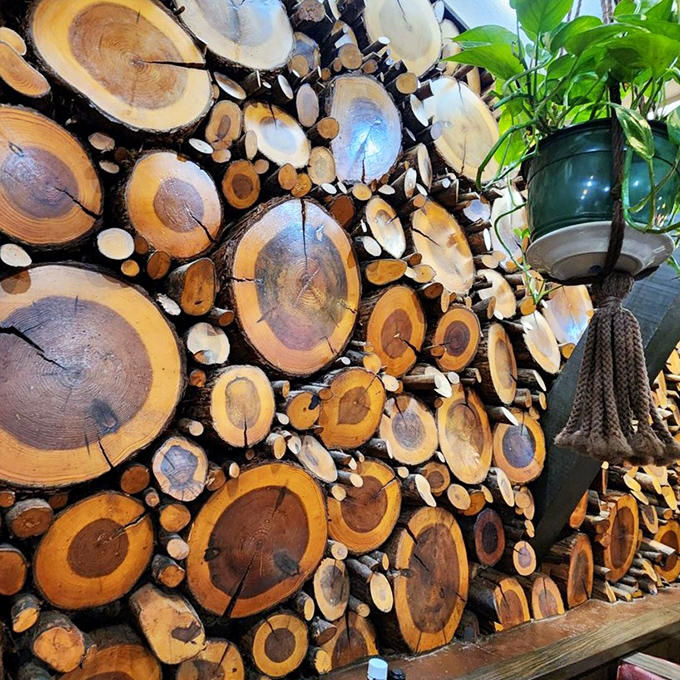 This stunning wood slice wall isn't trying to be trendy &ndash; it's country charm that was country before country was cool.