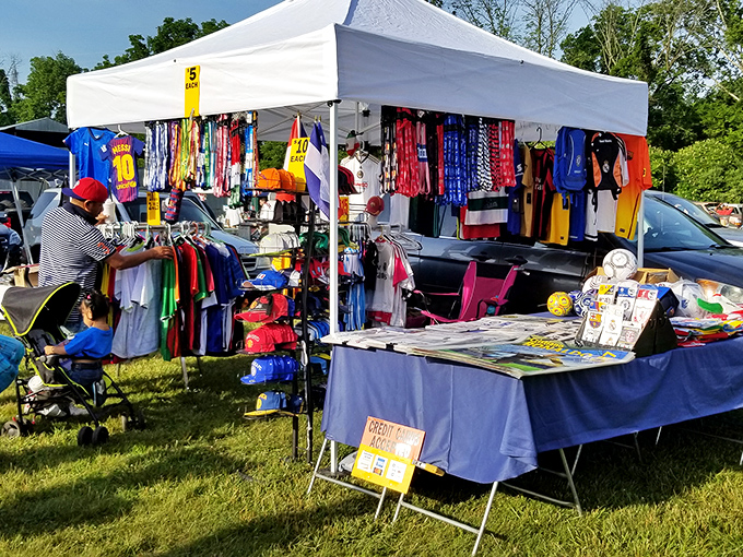 Summer shopping in full swing! Willow Glen's outdoor entrance welcomes bargain hunters with promises of air-conditioned treasure hunting inside.