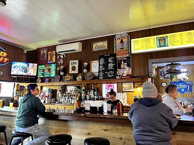 The bar at G & R isn't trying to reinvent mixology&mdash;it's perfected the art of cold beer, friendly conversation, and zero pretension. 