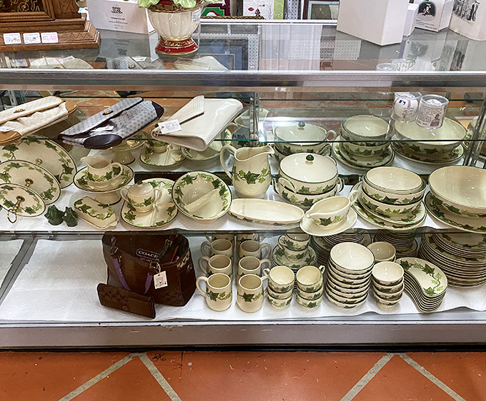 Ivy-patterned china that would make even the simplest PB&J feel like a royal affair. Your Instagram food pics would never look better.