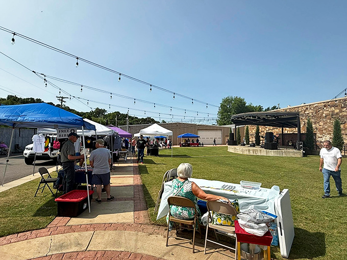 Community markets bring neighbors together while keeping food miles low and quality high&mdash;a win-win for your wallet and taste buds.