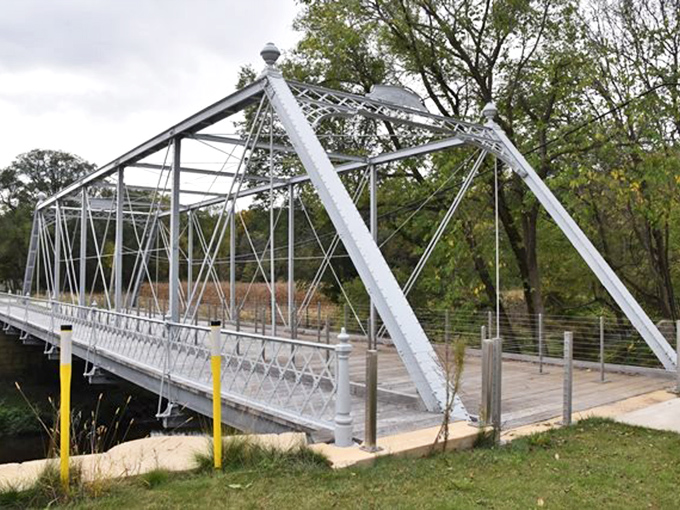 The Galena Street Bridge isn't trying to be Brooklyn or Golden Gate. It's perfectly content being exactly what Mount Carroll needs.