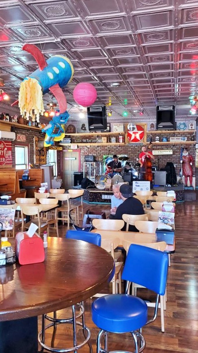 At Sparky's, even the music feels authentically vintage. Nothing pairs with a perfect burger quite like live tunes in a room where every detail tells a story.