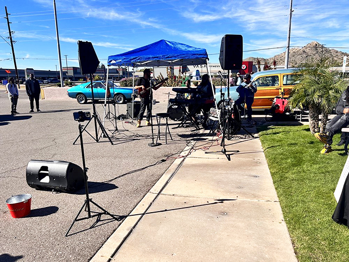 Even the parking lot gets the island treatment, with live music that makes waiting for a table feel like a mini vacation.