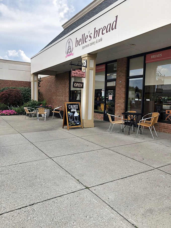 The outdoor seating area&mdash;where Midwesterners brave any temperature above 60&deg; to enjoy pastries in their natural habitat.