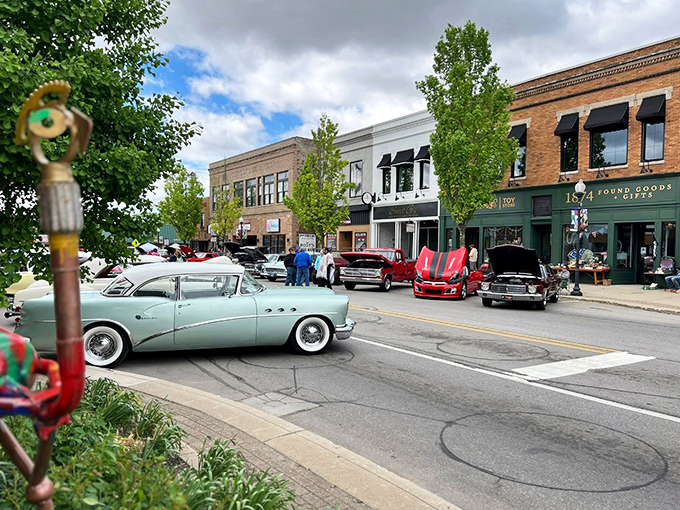 Classic cars line downtown during special events, their vintage curves almost as appealing as the pies waiting in nearby bakeries.