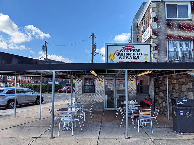 Al fresco feasting under the watchful eye of the Prince. These outdoor tables offer fresh air with your sandwich&mdash;nature's perfect condiment.