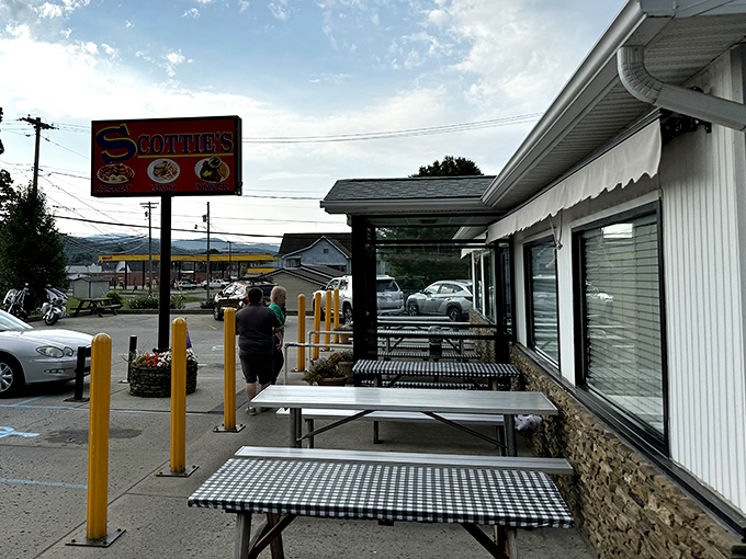 Those checkered outdoor tables tell a story of summer mornings and afternoon breaks, where mountain air seasons every bite.