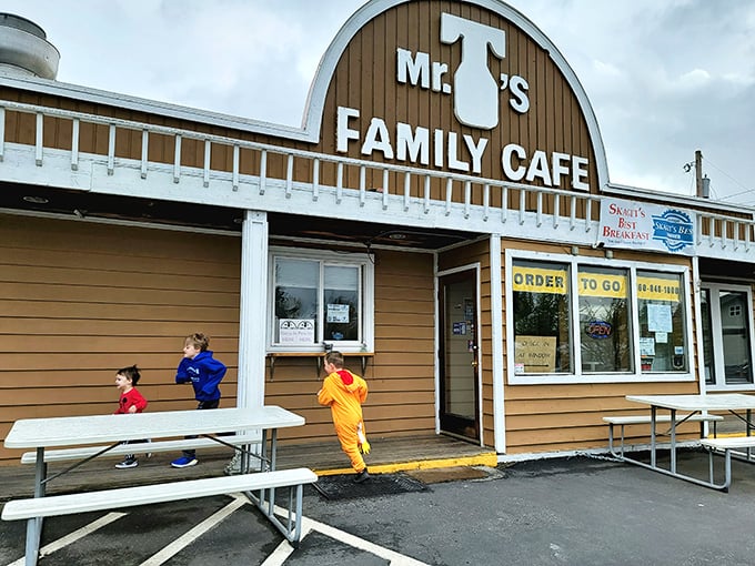Even the exterior picnic tables welcome families stopping by for a taste of homestyle cooking on their Washington road trip adventures.