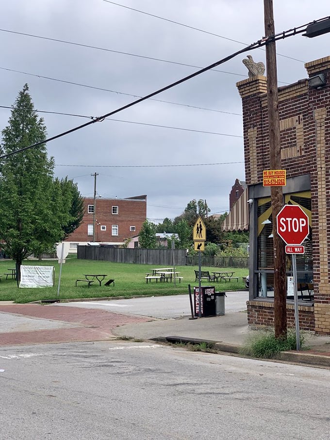 Just outside, picnic tables offer al fresco dining options when Tennessee weather cooperates, which is more often than not.