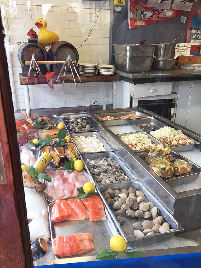 The seafood display isn't just fresh&mdash;it's a museum of marine delicacies where each tray tells a story of dawn fishing boats and skilled hands.