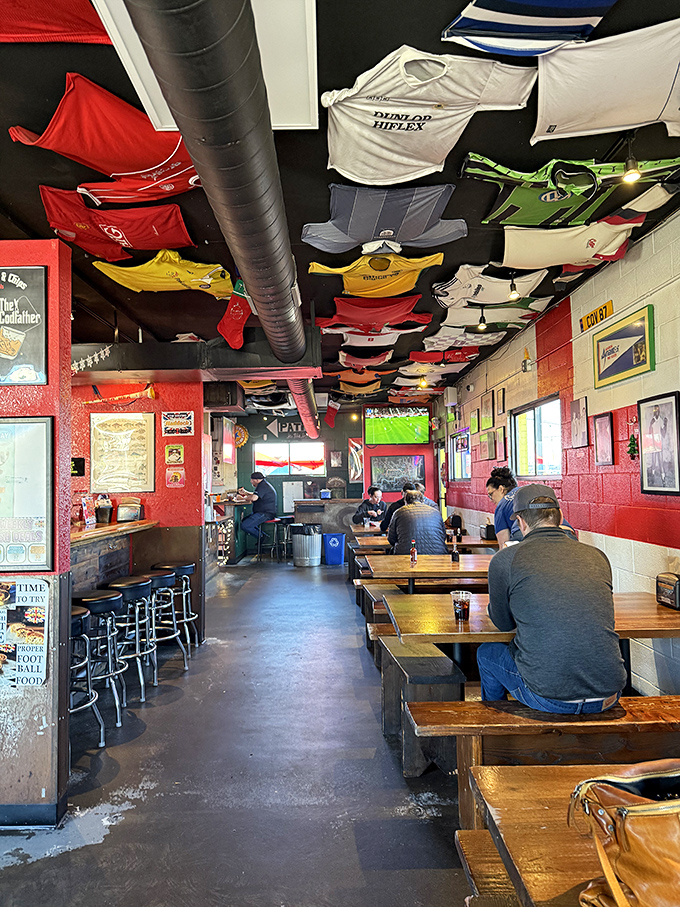 Sports jerseys hanging from the ceiling like colorful stalactites create a pub atmosphere where both football and "football" fans feel at home.