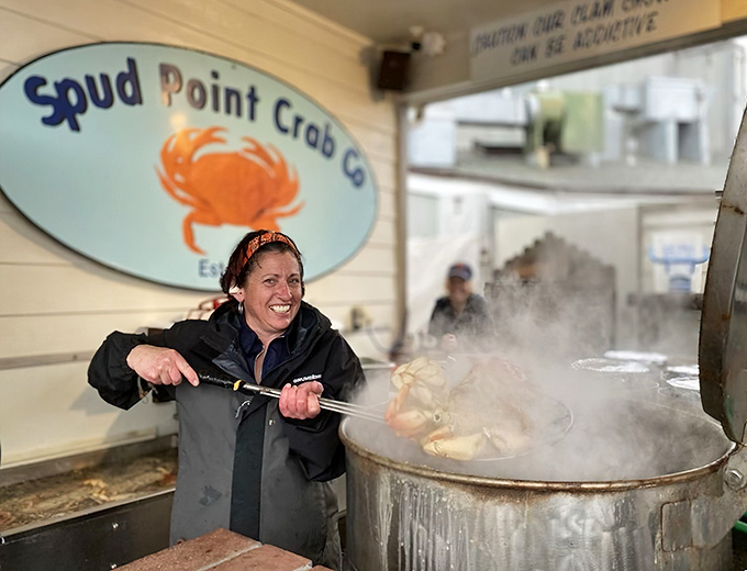 Behind every great seafood joint is someone who knows exactly what they're doing with those crustaceans. Expertise in action.
